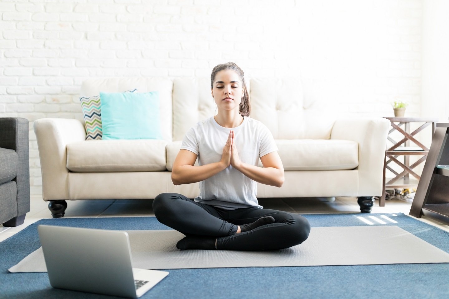 7 postures de yoga débutant + 7 conseils pour commencer